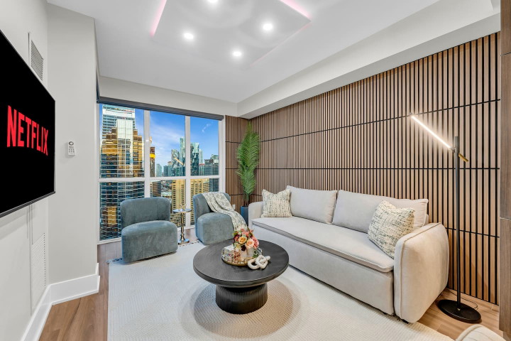 Lux Stylish Condo | Cn Tower + Lake View | Parking - Toronto