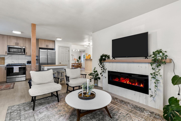 White Guesthouse With A Pool - Springfield, MO