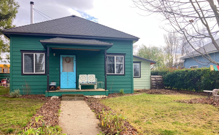 Cozy & Colorful Cottage - Medford, OR