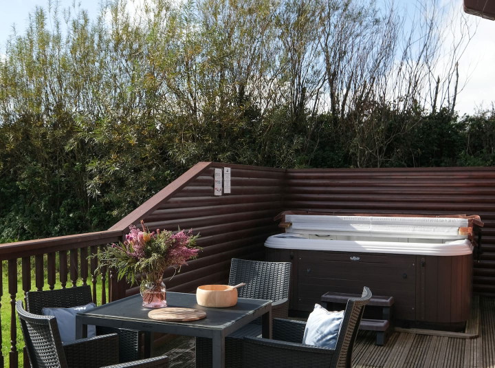 Luxury Lodge - Sleeps 4. Hot Tub. Nr Padstow - Padstow