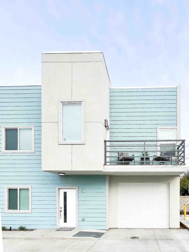 Modern Gem W/ Workspace +Wi-fi + Self Check-in - Bakersfield, CA
