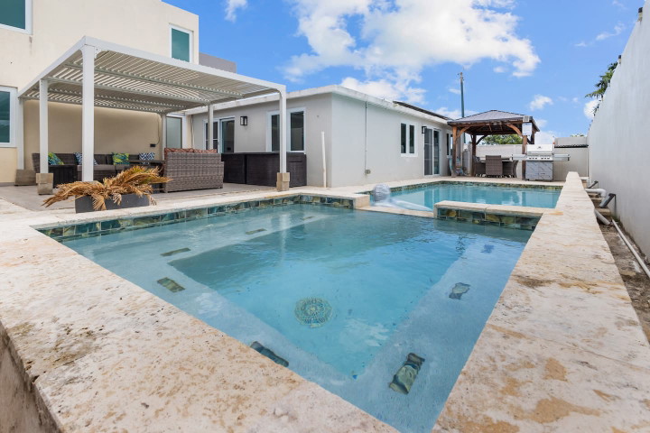 Villa Bruma, Dorado Golf & Beach Oasis | Sleeps 11 - Dorado