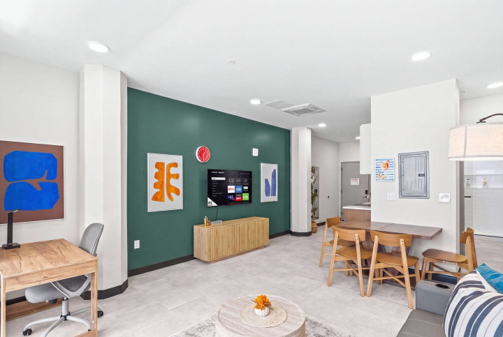 Central Flat: Free Attached Parking | Rooftop |Gym - North Kansas City, MO