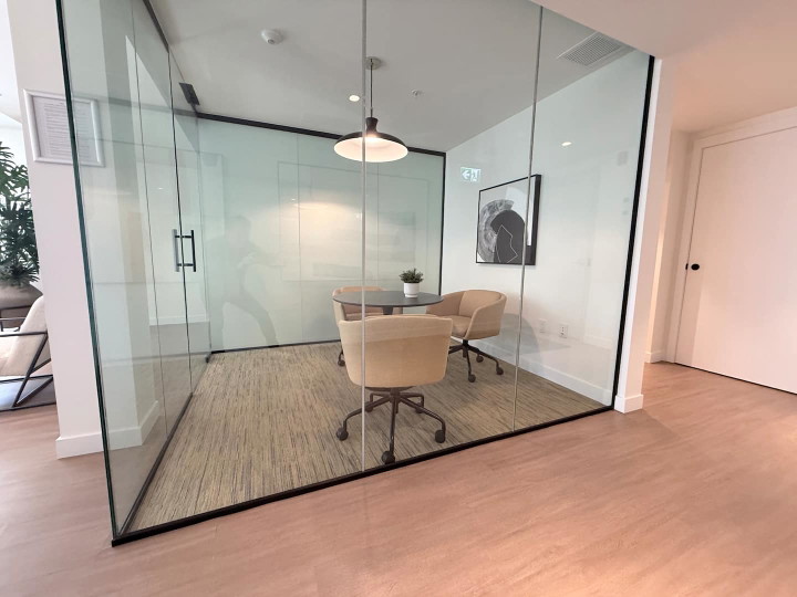 Carrée  Walk To Skytrain  Free Parking & Gym - Surrey, BC