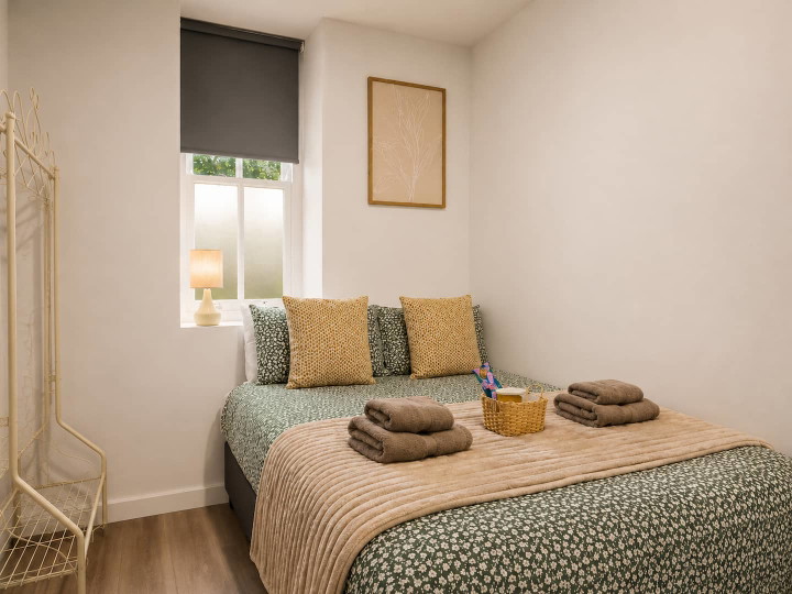 En-suite Cosy Compact Room W/ Free Parking - Surbiton