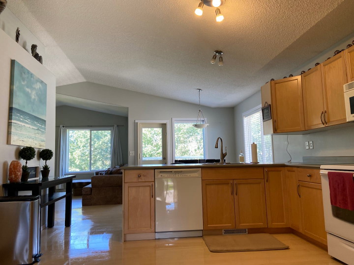 Entire Residential Home-3 Bedroom 2 Bathrooms - Grande Prairie