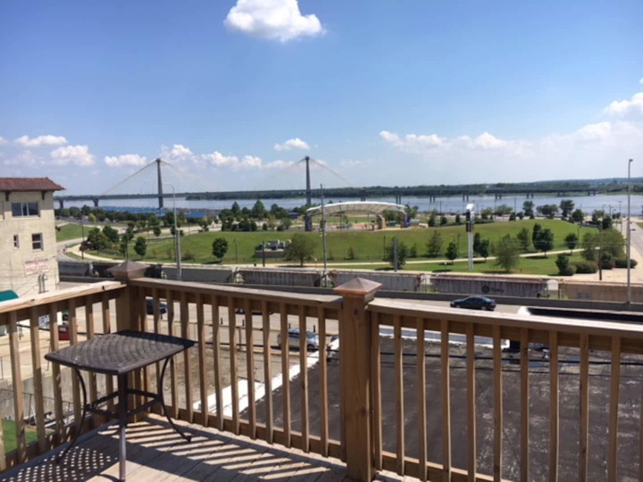Riverview Loft! Downtown Alton - Alton, IL