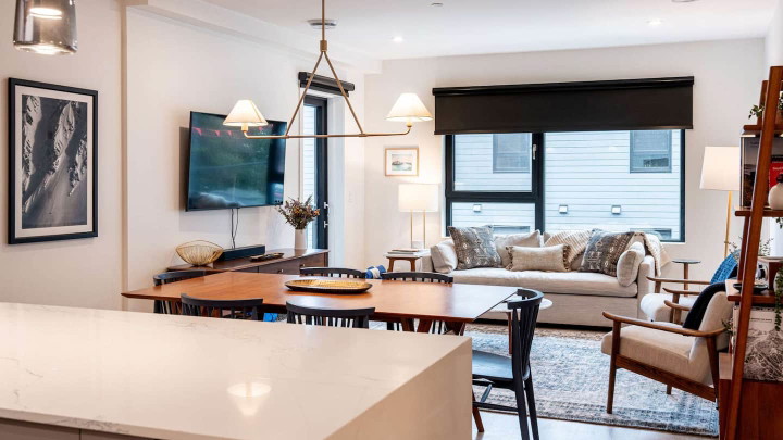 Condo With Hot Tub- Powder Pines Retreat - Revelstoke