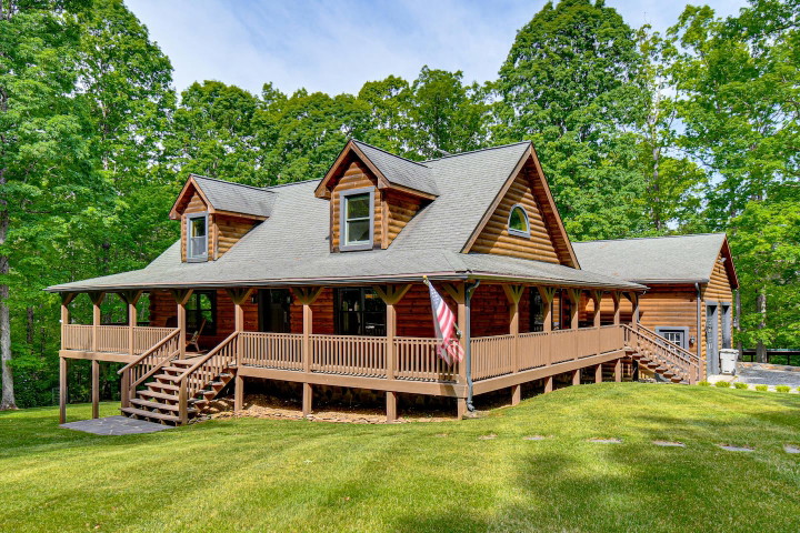 Hot Tub & Patio: Bedford Log Cabin On 10 Acres! - Bedford, VA