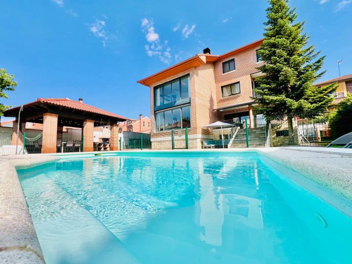 Casa Palomares | Piscina Y Jardín - Valladolid