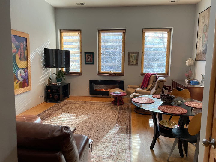Great Location. Free Parking. - Chicago, IL
