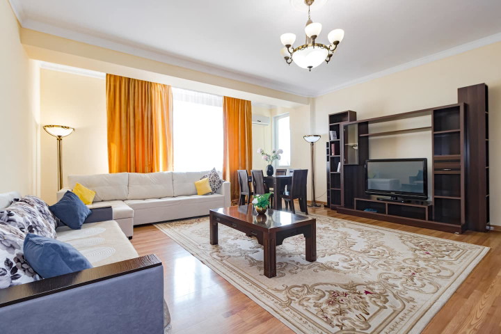 Spacious Golden Square Loggia, Parking, Wi-fi - Kazakhstan