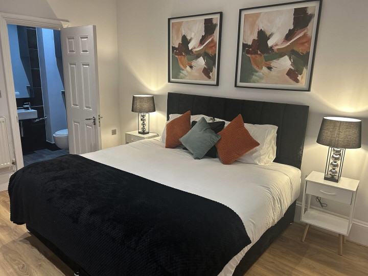 Tavistock House-contractor Stay-parking-sleeps 7, - Bedford