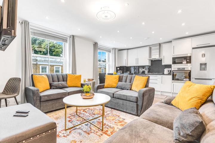 Air Conditioned | Next To Tube | Sleeps 11 Guest - London