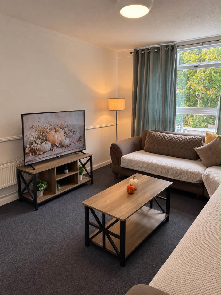 Cosy & Spacious Family Home In E4, Free Parking - Londres