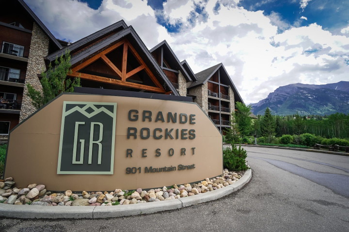 Relaxing Condo With Swimming Pool And Hot Tub - Alberta