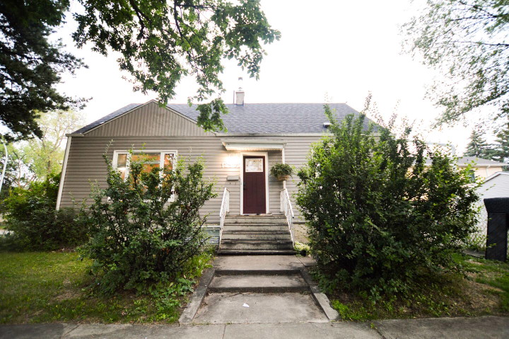 Cozy Upper Level Of 4 Bdrm 50s Home-free Parking - St. Albert