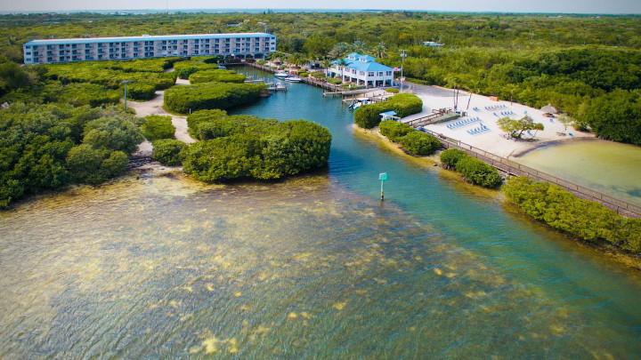 Key Largo 2br W/ Partial Ocean Views & Pool - Key Largo, FL