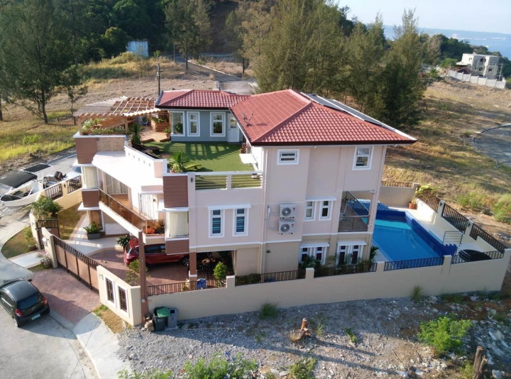 Home Away: 3 Floor House  Great View And Big Pool - Subic