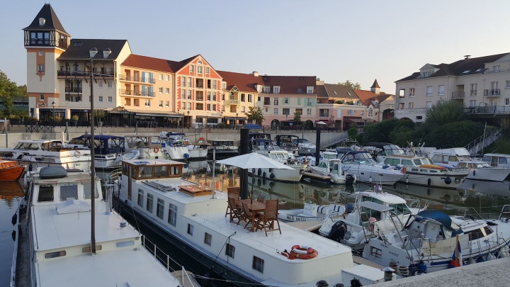 Appartement Privé Avec Vue Port Et Avec 1 Jacuzzi - Pontoise