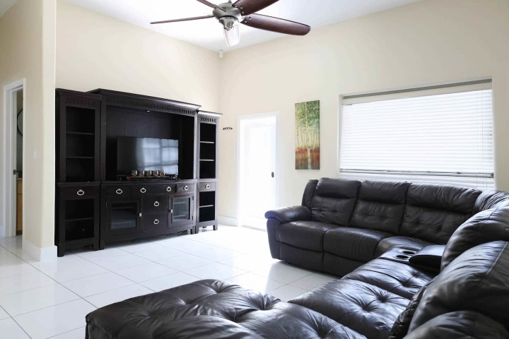 Silk Cotton Apartment 21 - Bahamas