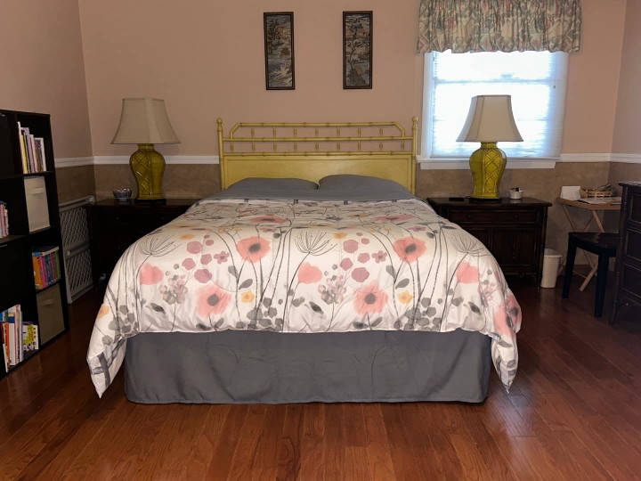 Home Away From Home: Large Room Near Train & Bus - Staten Island, NY