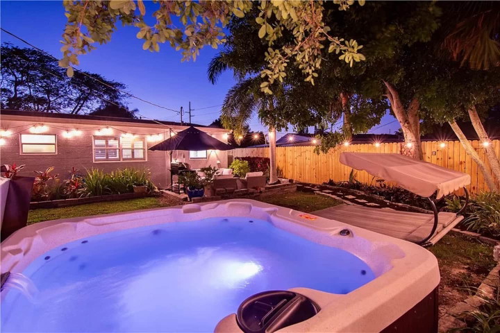 3 Bedrooms, 3 Baths En Suite+hottub-mnts 2 Beach - Vero Beach, FL