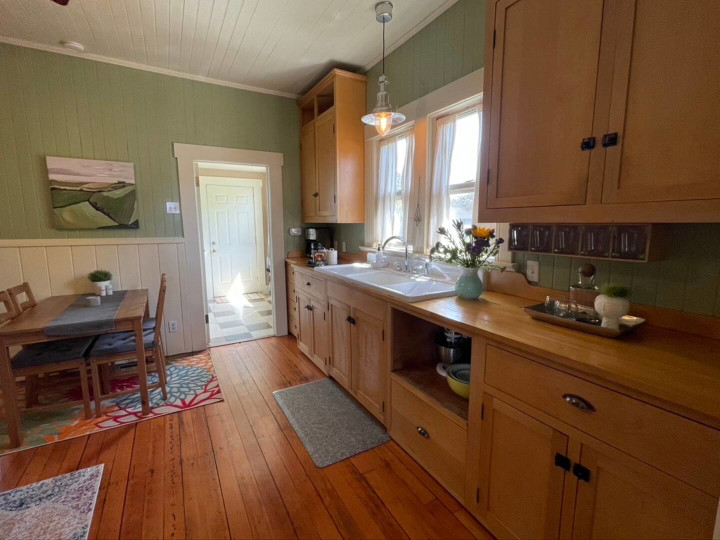 Charming Victorian Bungalow With Backyard/patio - Eureka, CA