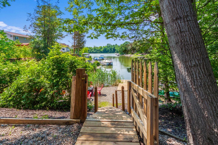 Spacious Lakefront Chalet| Kayaks, Pools, Tennis - Hudson, NY