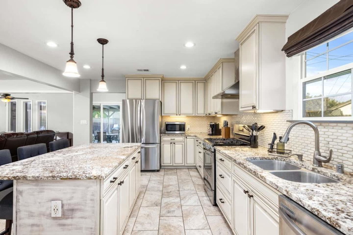 Open Spacious Poolside Paradise In Modesto - Modesto, CA