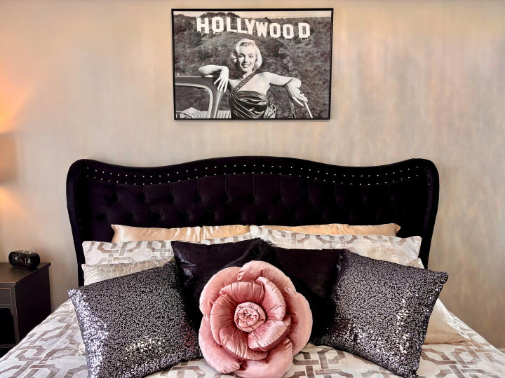 Marilyn Monroe Vintage King Suite | Downtown Logan - Logan, OH