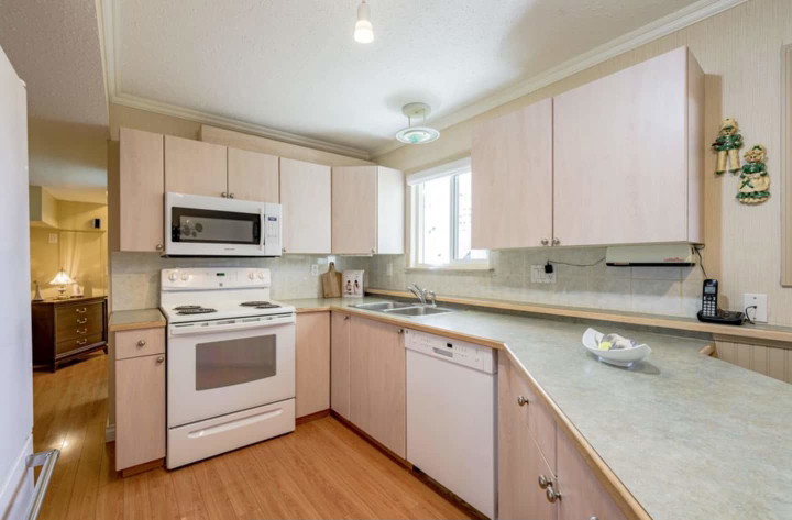 Spacious 2 Bedroom Suite - Surrey