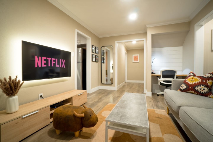 Private Unit, Bath, Kitchen, & King Bed - Dm-a - Pasadena, CA