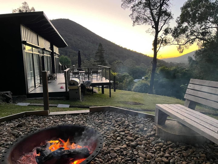 Panoramic Views · Outdoor Bathhouse · Walk To Town - Currawong Rd