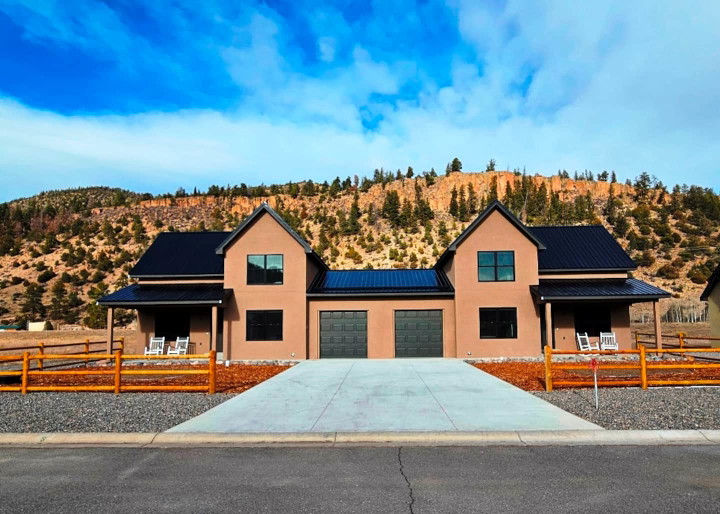 2 New Attached Homes - Sleeps 10 - South Fork, CO