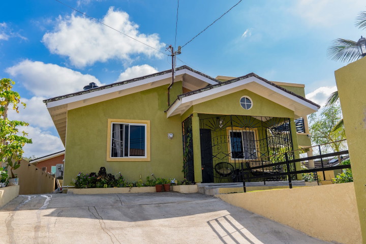 Cozy 1 Kg Size Bed 2 Dbl Beds 2br/2ba 1sofabed - Jamaica