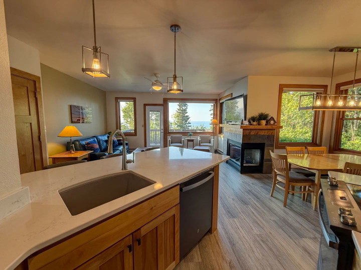 Lakefront 1 Bedroom Condo - Lutsen, MN
