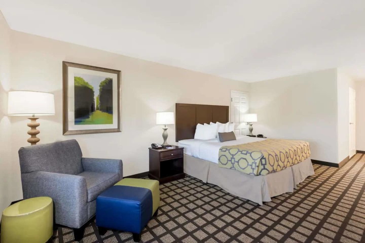 King Suite | Baymont Erie | Near The Casino - Erie, PA