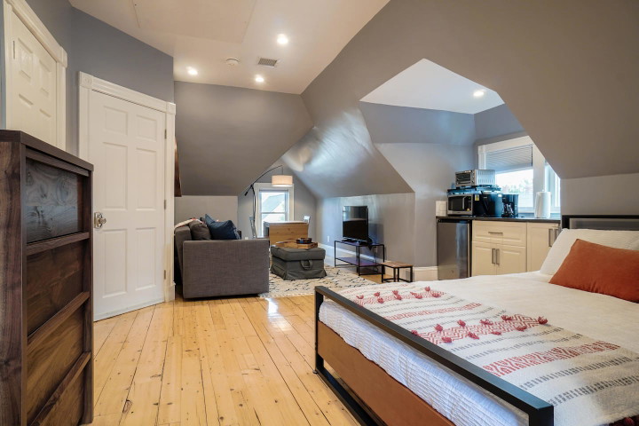 Remodeled Suite W/ Roof Deck & Views - Somerville, MA