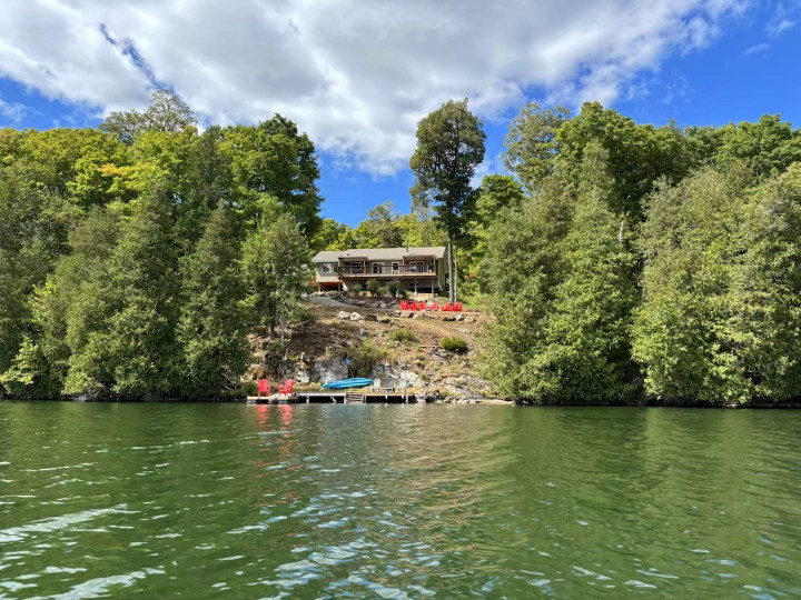 Waterfront Cottage For 14,private Lake Views - Ontario
