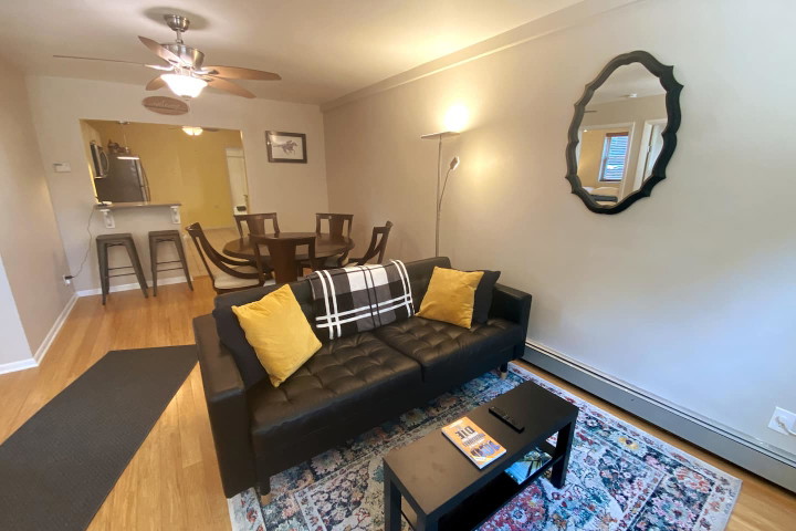 Rare Bay View Apt With 2 Full Baths & Master Suite - Greenfield, WI