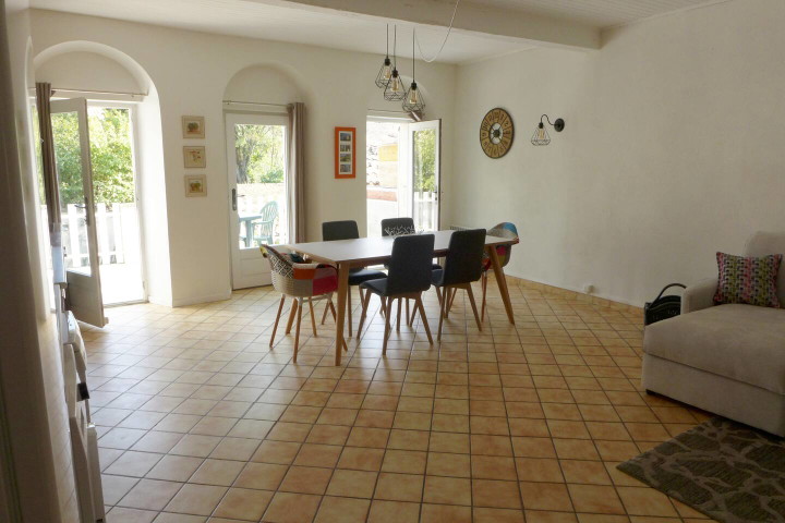 Die: South-facing Apartment, Cathedral View. - Die