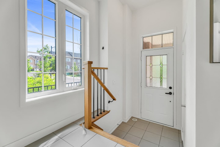 Spacious Semi In Newmarket - Bradford, ON, Canada