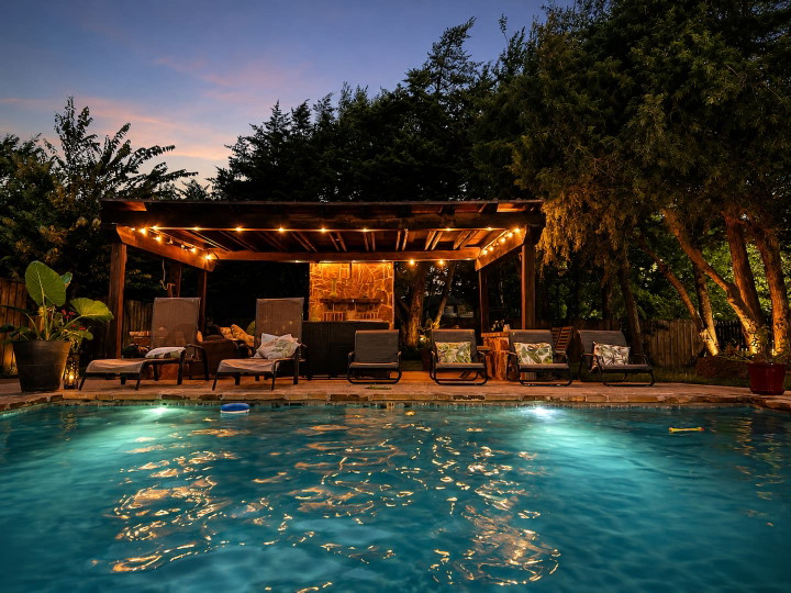 Large Dallas Pool Retreat - DeSoto, TX