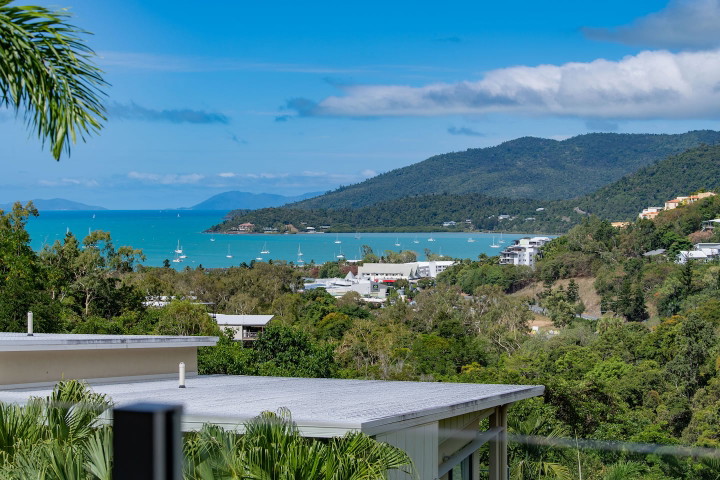 Beautiful Two Bedroom Apartment With Ocean Views - Airlie Beach