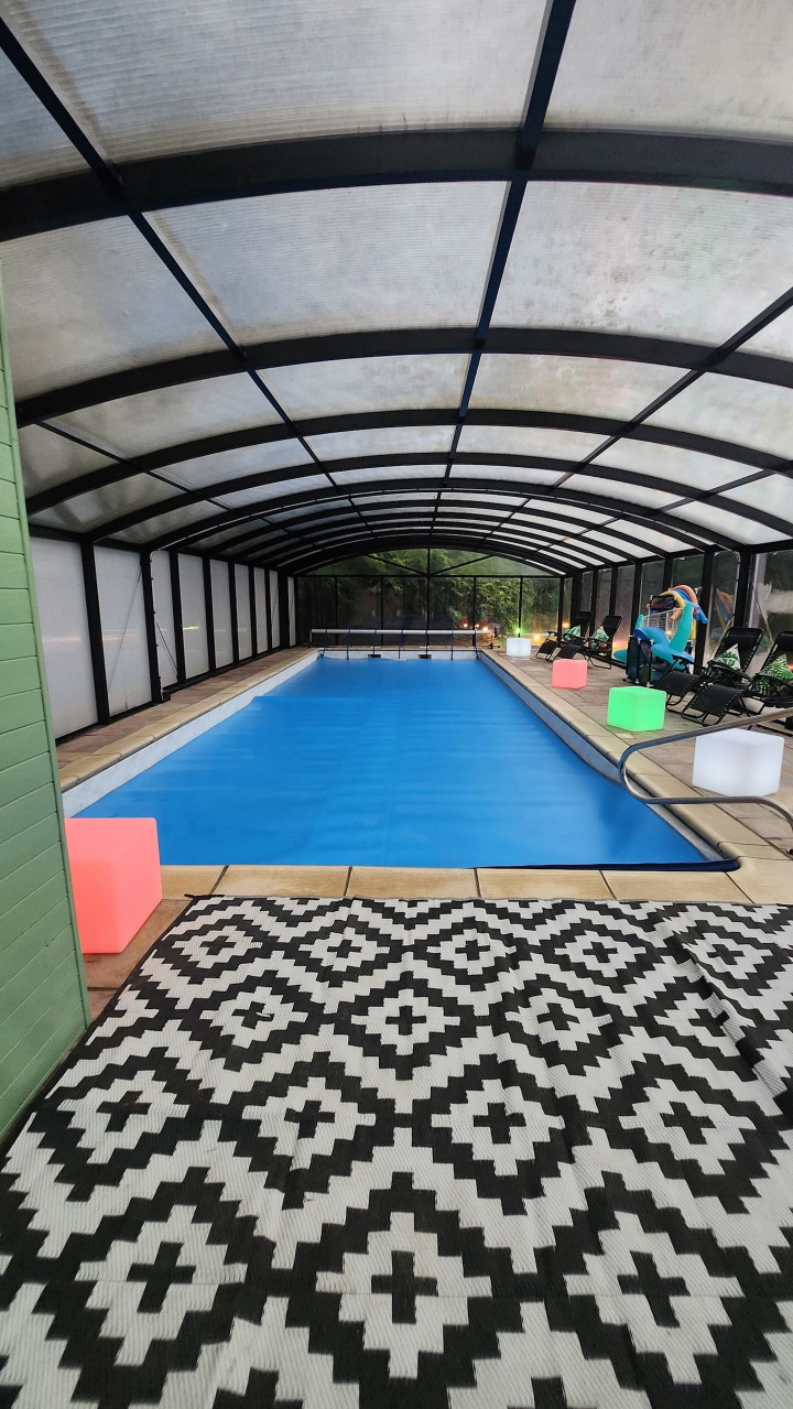 Group Stay With Heated Swimming Pool! - Staines-upon-Thames