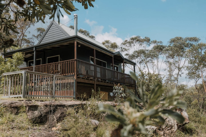 Hazelbrook Hideaway: Romantic Blue Mountains Cabin - Sydney