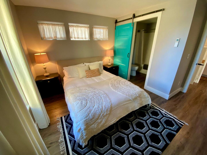Historic Oregon City Home  Sleeps 10  Spacious  Renovated  Clean - Oregon City, OR