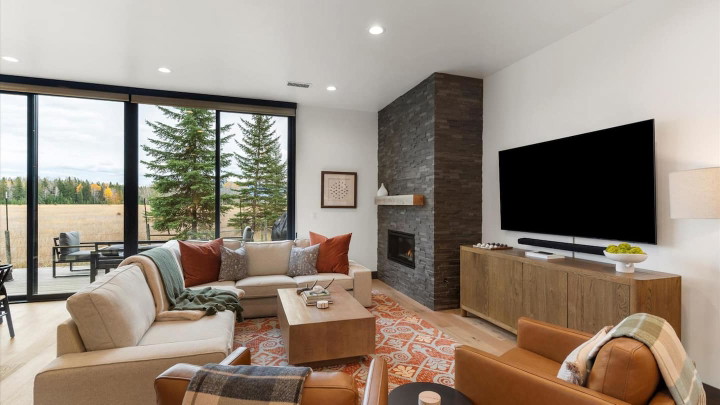 In-town Whitefish | Hot Tub + Views | Sleeps 12 - Whitefish, MT