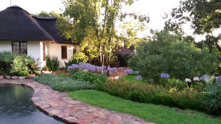The Handbuilt House: Kingfisher Cottage - Sandton